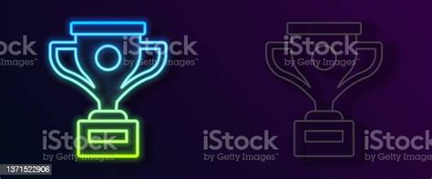 검은 색 배경에 고립 된 빛나는 네온 라인 어워드 컵 아이콘 우승자 트로피 기호 챔피언십 또는 경쟁 트로피 스포츠 성취 기호 벡터 트로피에 대한 스톡 벡터 아트 및 기타