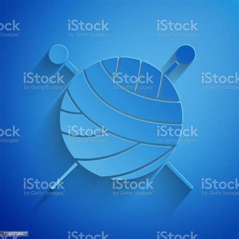 파란색 배경에 고립 된 뜨개질 바늘 아이콘 종이 컷 원사 공 수제 뜨개질 또는 재단사 상점 라벨 종이 아트 스타일입니다 벡터 일러스트레이션 개념에 대한 스톡 벡터 아트 및