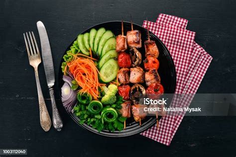 신선한 야채와 함께 접시에 구운된 송아지 시 케밥 에 나무 배경 최고의 볼 수 있습니다 공간에 복사 합니다 0명에 대한 스톡 사진 및 기타 이미지 Istock