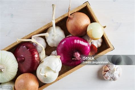 신선한 마늘 및 양파 장면의 배경에 나무 상자 아직도 원시 야채와 생활입니다 건강 식품 및 영양의 개념입니다 감에 대한 스톡 사진 및 기타 이미지 Istock