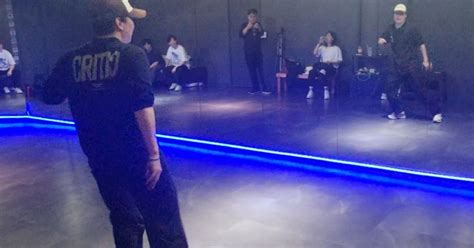 전부터 힙합춤이 좋아서 꼭 배우고싶었는데 기초부터 차근차근 알려주시고 춤이 더 살 수 있게 디테일까지 가르쳐주셔서 너무 좋았습니다 수업 열심히 참여해서 꼭 늘고 싶단