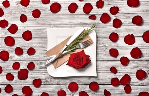 발렌타인 데이 서빙 빨간 꽃잎이 있는 회색 나무 테이블에 있는 정사각형 접시에서 축하하는 빨간 장미와 칼붙이 꽃잎에 대한 스톡 사진 및 기타 이미지 Istock