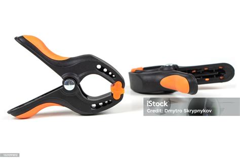 흰색 배경에 격리 된 플라스틱 스프링 클램프 클램핑 장비 작업 손 도구 블랙과 오렌지 스프링 클램프 근접 촬영 0명에 대한 스톡