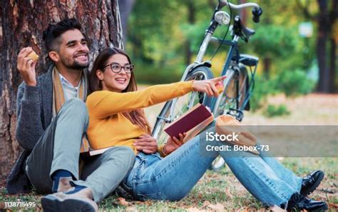 캠퍼스 생활 학생의 사랑 가을 공원에서 행복의 순간을 즐기는 아름 다운 커플 교육 데이트 라이프 스타일 컨셉 2명에 대한 스톡 사진 및 기타 이미지 Istock