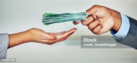 재무 관리자 은행 직원 또는 상사의 지폐 지불 또는 대출 현금 금융 투자 이익 투자를위한 부의 성장 은퇴 및 예산을위한 지폐를 보유하고있는 손 통화에 대한 스톡 사진 및