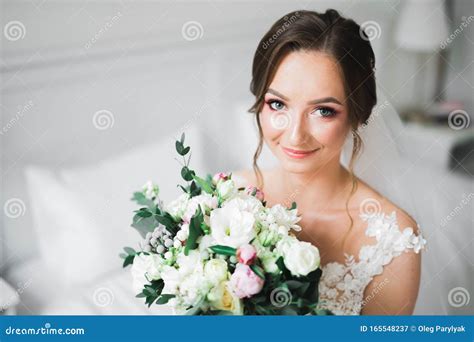 Novia De Matrimonio De Lujo Chica Posando Y Sonriendo Con Ramo Imagen
