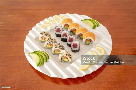 우라마키 캘리포니아 롤을 곁들인 모듬 스시 트레이 노르웨이 연어 한 조각을 곁들인 우라마키 붉은 참치를 곁들인 마키 일본 쌀 잘 익은 아보카도 김 김 0명에 대한 스톡 사진