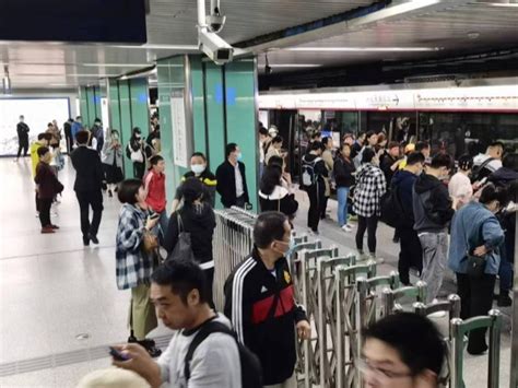 地铁5号线一列车故障，影响后续部分列车运行缓慢