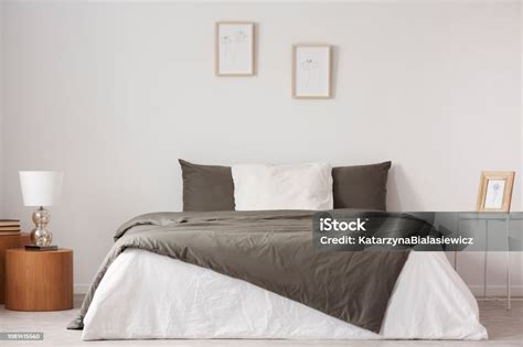 나무의 자에 램프와 화이트 침실 인테리어에 갈색 베개와 침대 위의 포스터 실제 사진 0명에 대한 스톡 사진 및 기타 이미지 0명 가구 가정의 방 Istock