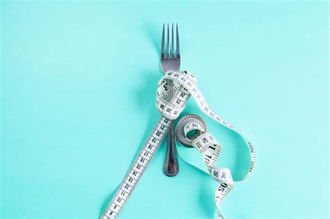 테이프를 측정 하 고 다이어트 개념으로 나무 테이블에 포크 0명에 대한 스톡 사진 및 기타 이미지 0명 개념 건강한 식생활 Istock