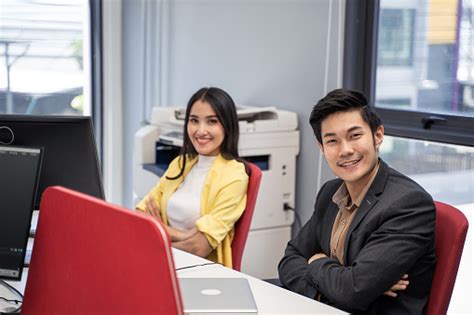 아시아 청년 사업가 그룹은 팔을 건너 사무실에 앉아 있었다 남자와 여자는 웃고 팀워크로 함께 일합니다 현대 동료의 기업 30 34세에 대한 스톡 사진 및 기타 이미지