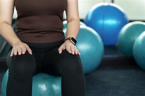 스포츠를 즐기는 여자는 공의 피트니스 운동과 건강 개념에 운동한다 훈련 운동 체조 Fitball에 앉아 체육관에서 35 39세에