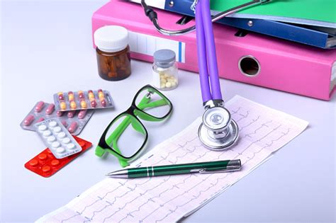 의학 청진 기 약 근접 촬영의 더미와 제품은 차트에 누워 심장 치료 건강 보호 예방 및 도움 건강 한 생활 또는 보험 개념 건강관리와 의술에 대한 스톡 사진 및 기타 이미지