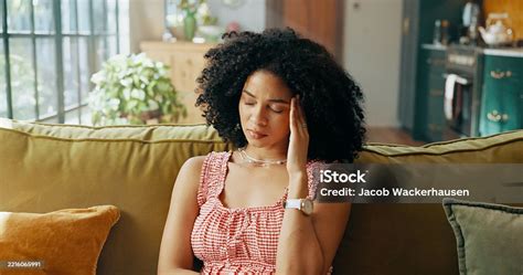 좌절 한 여성 두통과 스트레스로 소파에서 통증으로 정신 건강 피로 또는 가정에서의 증상 통증 편두통 또는 우울증 또는 현기증이 있는 여성 번아웃 또는 집안의 불안으로 인한