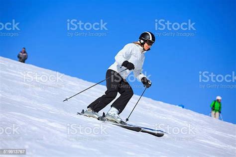 장년 여자대표 인공눈 스키어 스키타기 On 화창한 스키복 리조트 겨울에 대한 스톡 사진 및 기타 이미지 겨울 겨울 스포츠 극도의 느린 동작 Istock