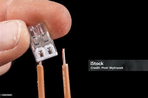 클램프와 연결된 두 개의 구리 전선 전기 설비를 연결하는 방법 어두운 배경 금속에 대한 스톡 사진 및 기타 이미지 금속