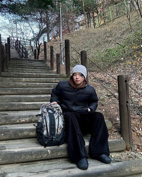 호패션 대학생 패션 크리에이터 아무튼 스투시 가방도 존예임 😎 📌모를 거 같은 친구한테 공유하기 꼭 공홈이랑 가격 확인하고 구매하세요 👍🏻 영상에선