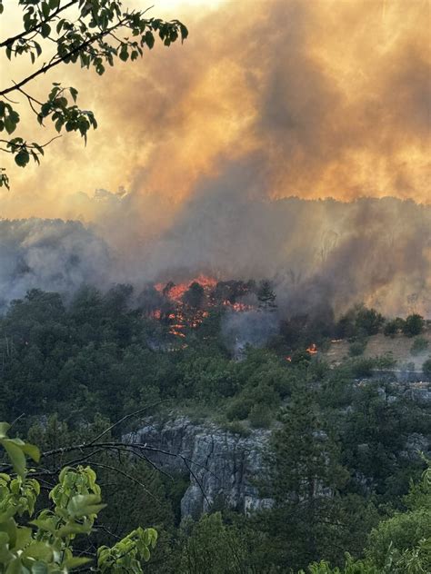 Продължава гасенето на пожара край Арбанаси на сутринта се включват общо 4 хеликоптера