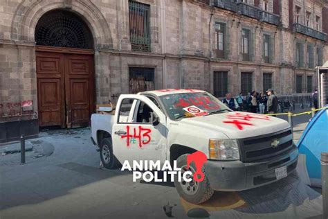 Normalistas De Ayotzinapa Tiran Puerta De Palacio Nacional Amlo
