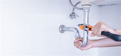 화장실에서 일하는 배관공 배관 수리 서비스 조정 가능한 렌치로 누출 된 싱크대를 수리하고 조립 하고 개념을 설치합니다 가볍게