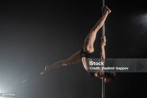 Gadis Langsing Cantik Dengan Tiang Penari Tiang Wanita Menari Di Latar Belakang Hitam Foto Stok