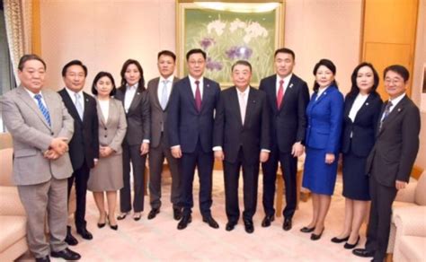 Ерөнхий сайдын айлчлал уу УИХ ын гишүүдийн зугаалга уу