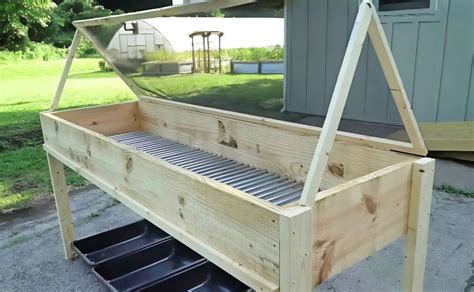 Making Your DIY Worm Bin For Rich Soil