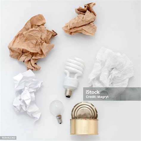 재활용 폐기물 자원입니다 깨끗 한 유리 종이 플라스틱 및 금속 백색 배경에 재활용 재사용 쓰레기 처리 자원 환경 및 생태 개념