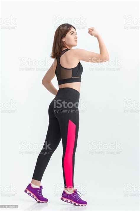 체육관에서 스트레칭 운동복에 검은 머리를 가진 여자 체중 감량을 위한 운동 건강한 생활방식에 대한 스톡 사진 및 기타 이미지 건강한 생활방식 검은색 근육질 체격