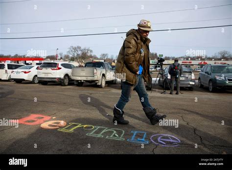 Cedar Rapids United States 02nd Feb 2020 A Supporter Writes Bernie In Chalk Before
