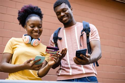 젊은 부부가 신용 카드로 온라인으로 쇼핑하고 있습니다 20 24세에 대한 스톡 사진 및 기타 이미지 20 24세 25 29세 2명 Istock