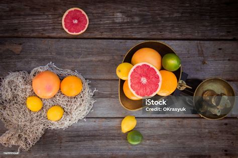 상단보기 빈티지 규모의 신선한 감귤류와 몇 가지 무게와 오래된 소박한 나무 테이블에 여러 오렌지 레몬 자몽 라임 해독 다이어트 수확 개념입니다 농부 시장 공간을 복사합니다