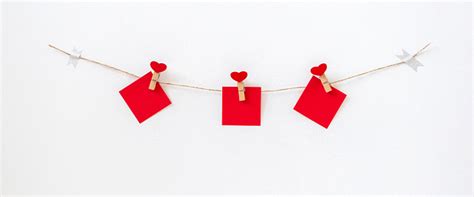 흰색 벽에 밧줄 꼬기 배너 형식에 하트 핀과 빨간 종이 메모와 화환 발렌타인 데이 웨딩 파티를위한 장식 0명에 대한 스톡 사진 및 기타 이미지 Istock