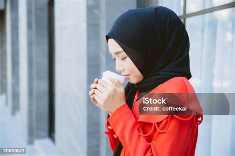 아침 야외에서 커피를 마시는 아랍 무슬림 여성 아시아 사업가 젊은 소녀는 손을 잡고 커피 컵을 닫고 경영자에 대한 스톡 사진 및 기타 이미지 Istock
