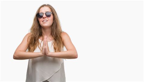 젊은 금발 여자 착용 색 안경 구걸 하 고 손으로 얼굴 매우 감정적이 고 걱정에 희망 식 함께 기도 용 서에 대 한 요구 종교 개념입니다 감정에 대한 스톡 사진 및 기타