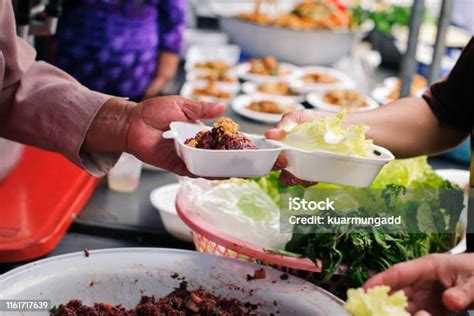 빈민가 에 있는 사람들을 위한 자선 음식은 무료입니다 자원 봉사자의 손은 도시에서 가난하고 가난한 사람들에게 무료 음식을 제공합니다 가정 생활에 대한 스톡 사진 및 기타