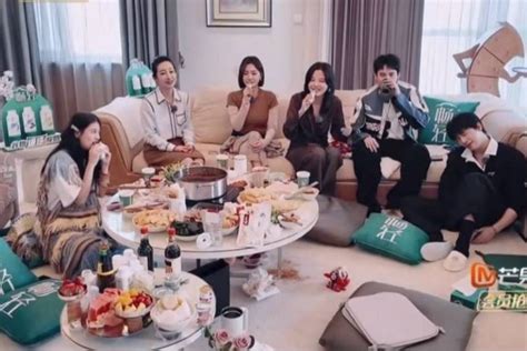 全网都知道秦海璐看的什么小说了，王安宇去接秦海璐汗流浃背了！胡先煦时候名字