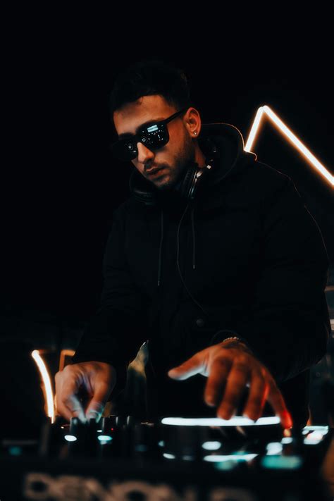 Led 조명 가수 공연 공연장 극장 기그 무대 드라마틱한 라이브 공연 라이브 음악 마이크로폰 무대 공예 무대 디자인 무대 조명 뮤지컬 공연 뮤지컬