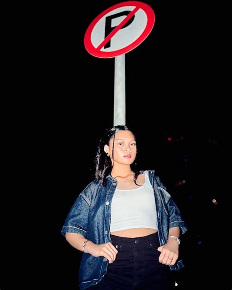 가로등 간판 개성 개인 스타일 거리 스타일 거리 패션 건방진 포즈 공공 표지판 대담한 표정 데님 패션 도시 설정 도시 패션 도시의 도시의 삶 밤