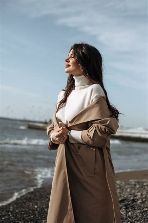 Девушка с чайками у моря фотосессия Девушка у моря в плаще Тренч Фото у моря стиль