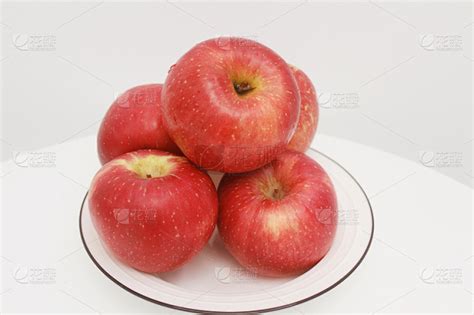 红彤彤圆溜溜的红富士苹果