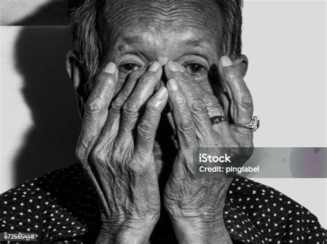 외로운 고위 여자 초상화 슬픈 우울 감정 감각 사려깊은 수석 오래 된 여자 대기 우울 걱정 그녀의 얼굴 인간의 얼굴 표정 고립 된 검은 배경 감정에 대한 스톡 사진 및 기타