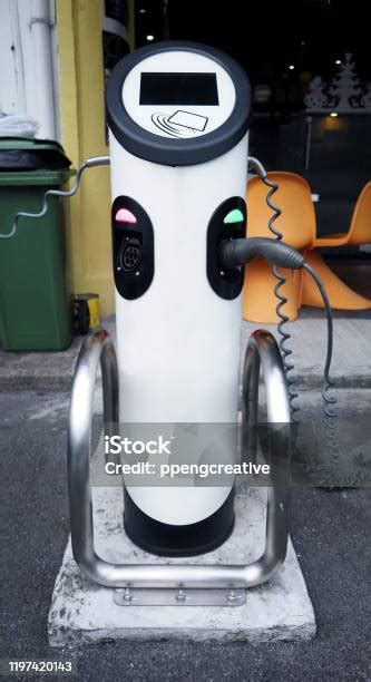 운송 및 녹색 에너지의 미래를 대표하는 하이브리드 자동차의 플러그 소켓에 충전 케이블과 리튬 이온 배터리에 충전 전력이 있는