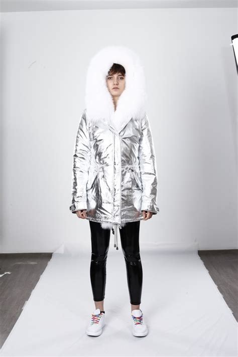 Купить парку с мехом из Парка с мехом песца премиальная меховая одежда по доступной цене в