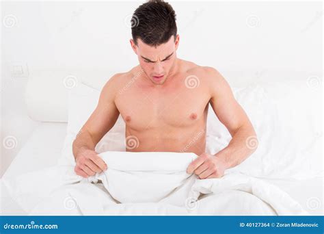 Halb Nackter Junger Mann Im Bett Das Unten Seiner Unterw Sche Betrachtet Stockfoto Bild Von
