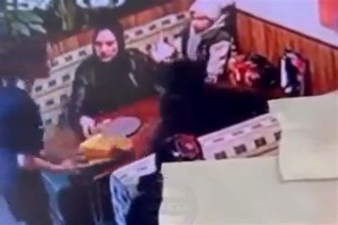 ببینید اقدام بی‌شرمانه یک مهاجر در لندن؛ پرت کردن غذا به صورت دختر