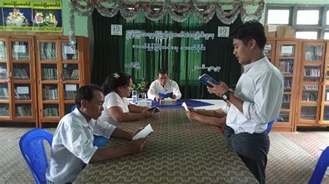 အမ်းမြို့၊ လူထုအခြေပြုဗဟိုဌာန Com Munity Centre ခန်းမတွင် ဝန်ထမ်းများ