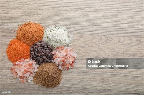 나무 테이블에 소금의 다른 종류 상단보기 텍스트를 위한 공간 0명에 대한 스톡 사진 및 기타 이미지 0명 건강한 생활방식 건강한 식생활 Istock