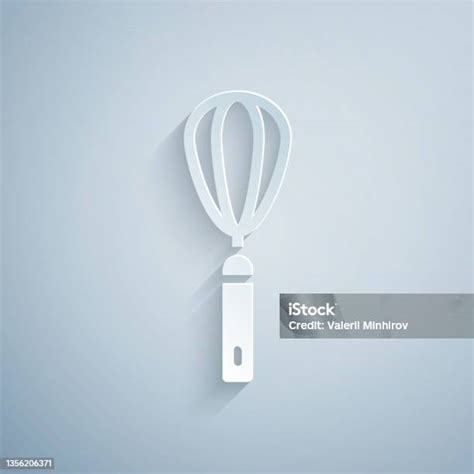 회색 배경에 격리 된 종이 컷 주방 거품기 아이콘 조리 기구 계란 비터 칼 붙이 기호 음식 믹스 기호 종이 아트 스타일 벡터 3