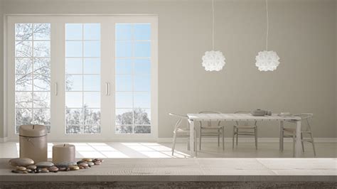 나무 빈티지 테이블 상단 이나 촛불와 자갈 선 분위기 선반 이상 나무와 고전적인 흰색 부엌을 흐리게 하 고 베이지색 세부 정보